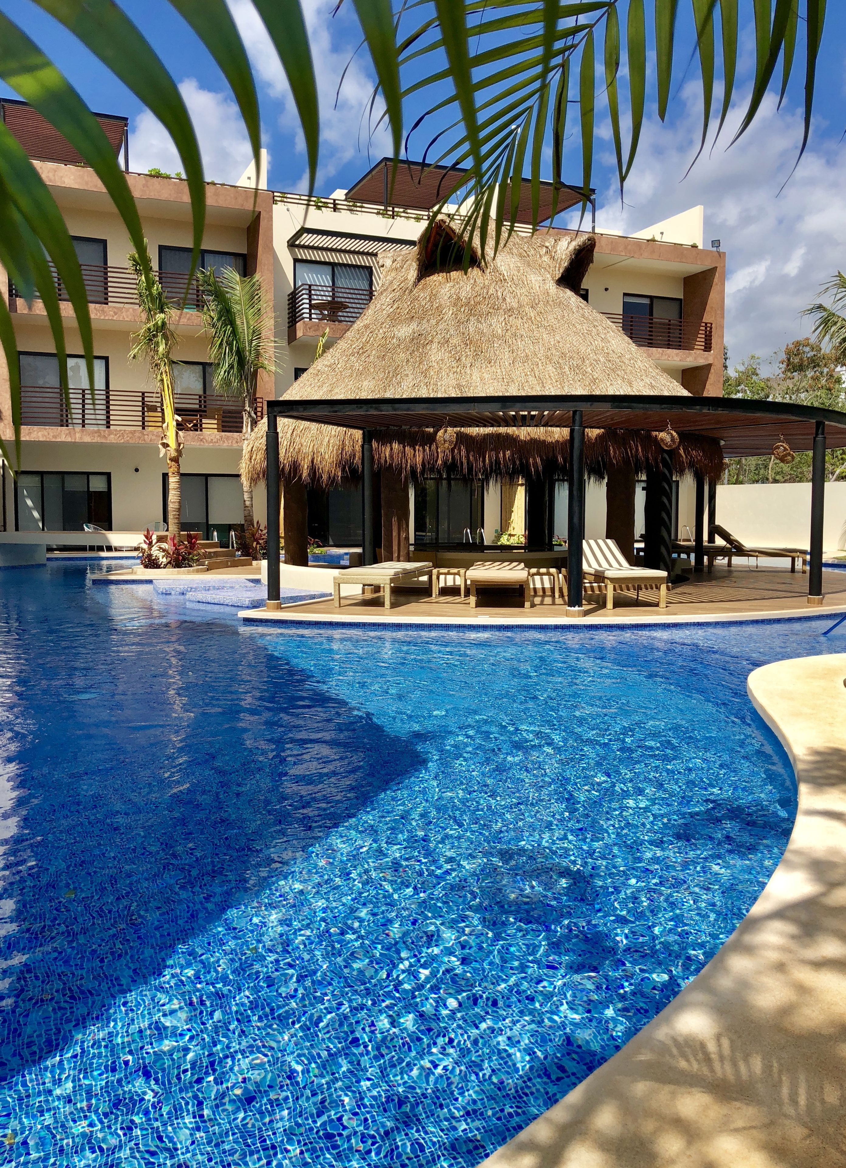 Piscina exterior, espreguiçadeiras 