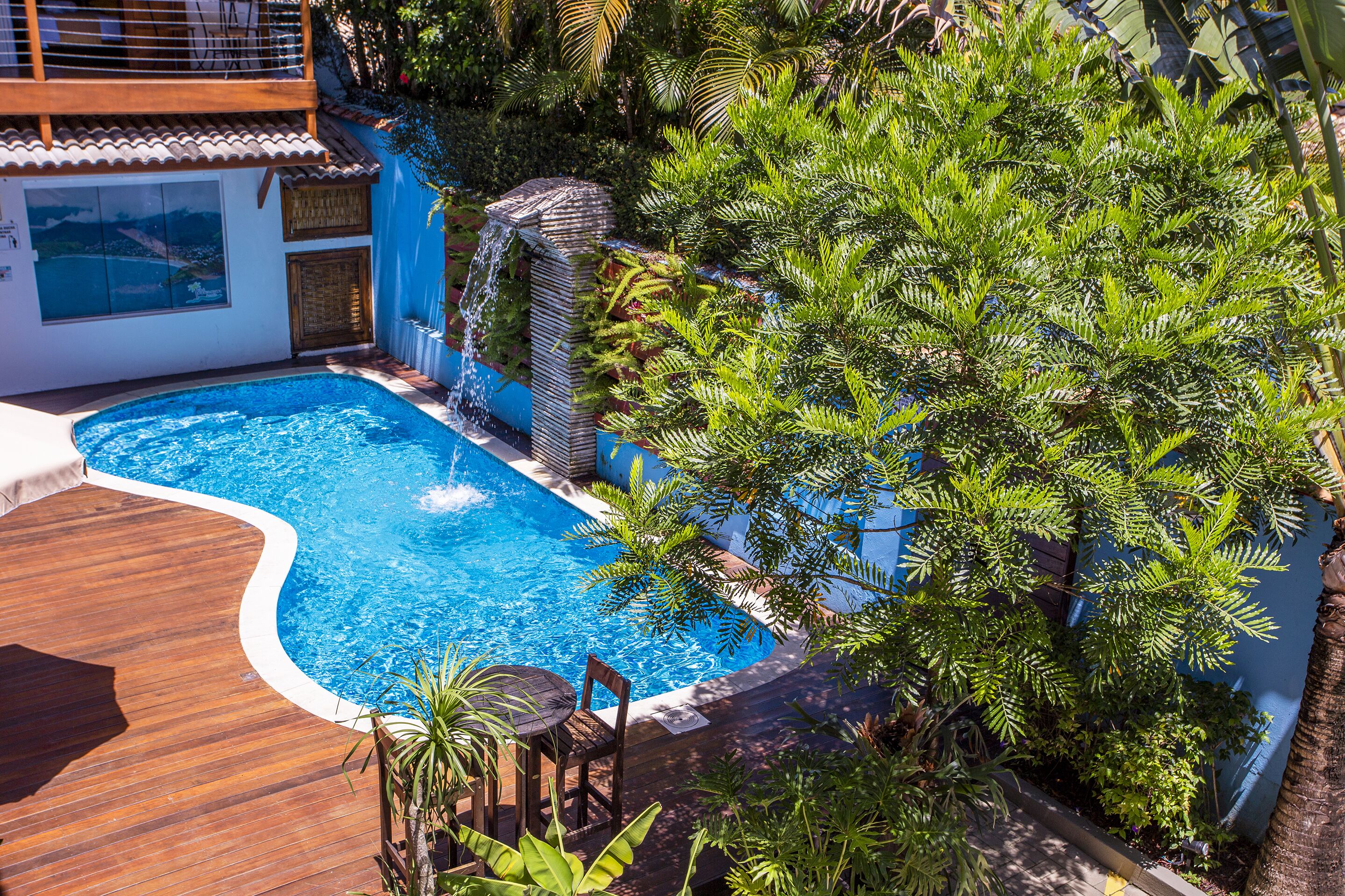 Piscina externa, espreguiçadeiras