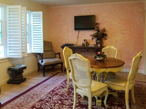 Charming Town Cottage in the Heart of Wine Country - Calistoga | Vrbo