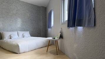 Quarto casal superior, 1 cama de casal | Edredons de pluma, escrivaninha, Wi-Fi de cortesia, roupa de cama