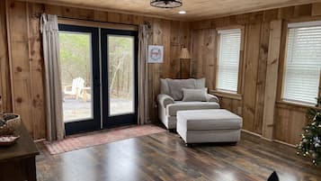 Casa de campo luxo, 1 cama King, banheira de hidromassagem, vista para a montanha | Área de estar | Lareira, livros