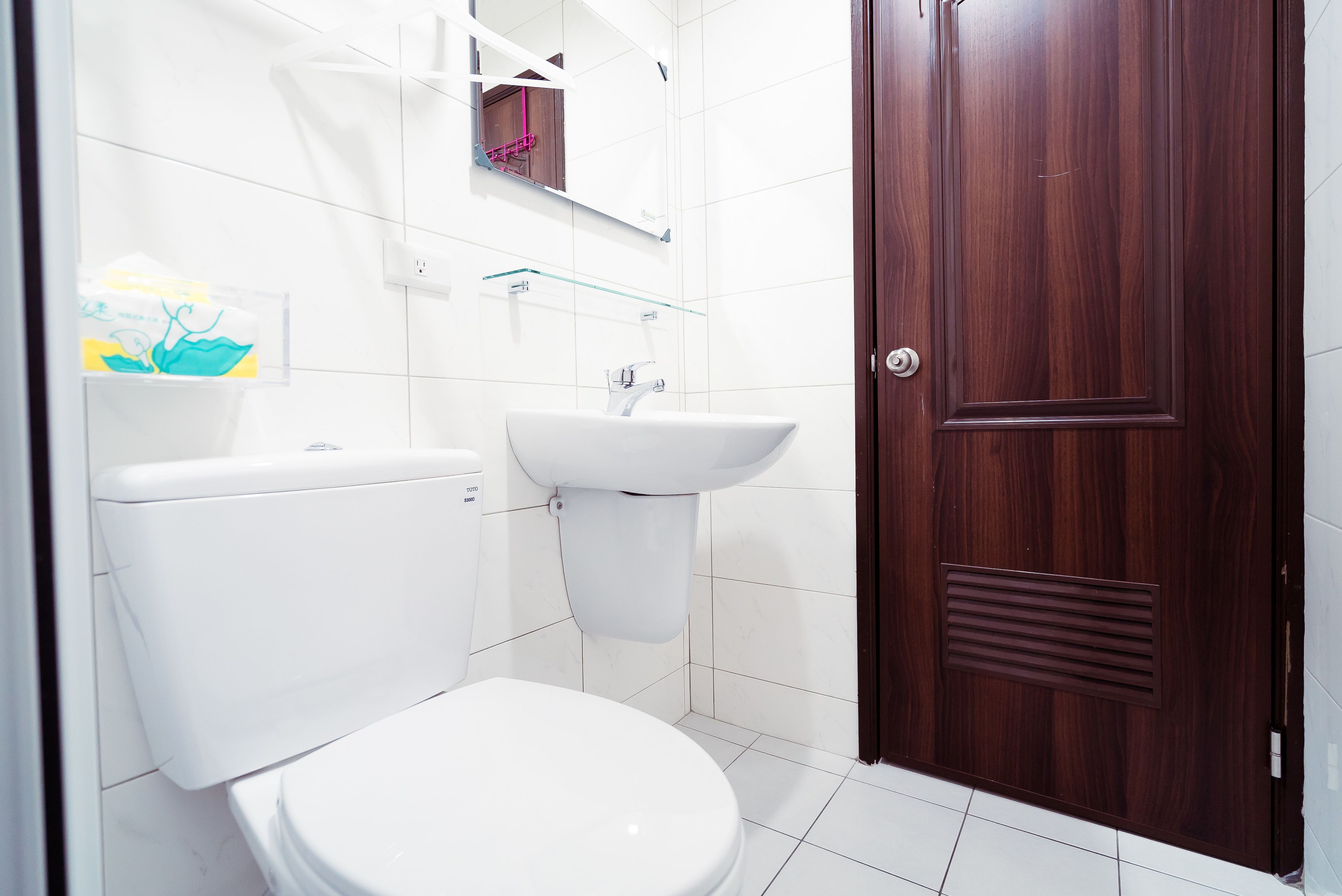 Quarto quádruplo | Banheiro | Chuveiro, produtos de toalete grátis, secador de cabelo, chinelos
