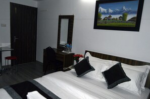 Quarto Duplo Comfort, 1 cama de casal | 1 quarto, roupa de alta qualidade, secretária, ferro/tábua de engomar