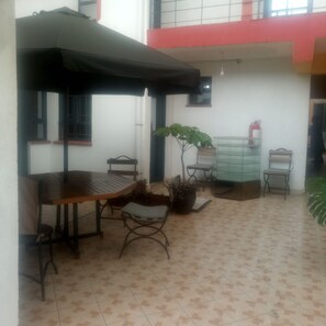 Terraço com espreguiçadeiras