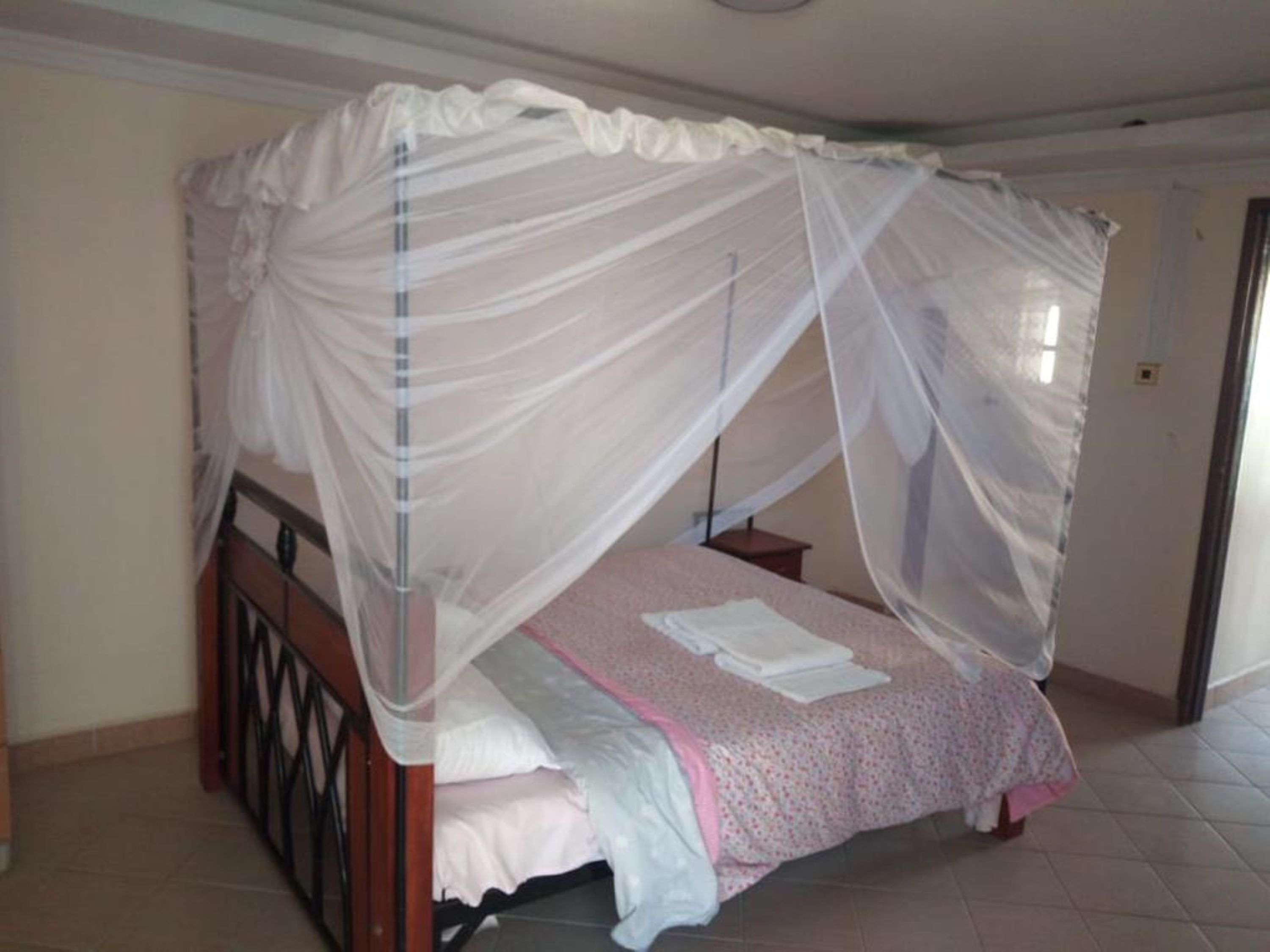 Secretária, Wi-fi grátis, roupa de cama fornecida 