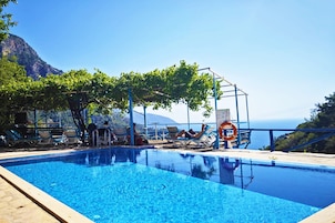 Piscina exterior, espreguiçadeiras 