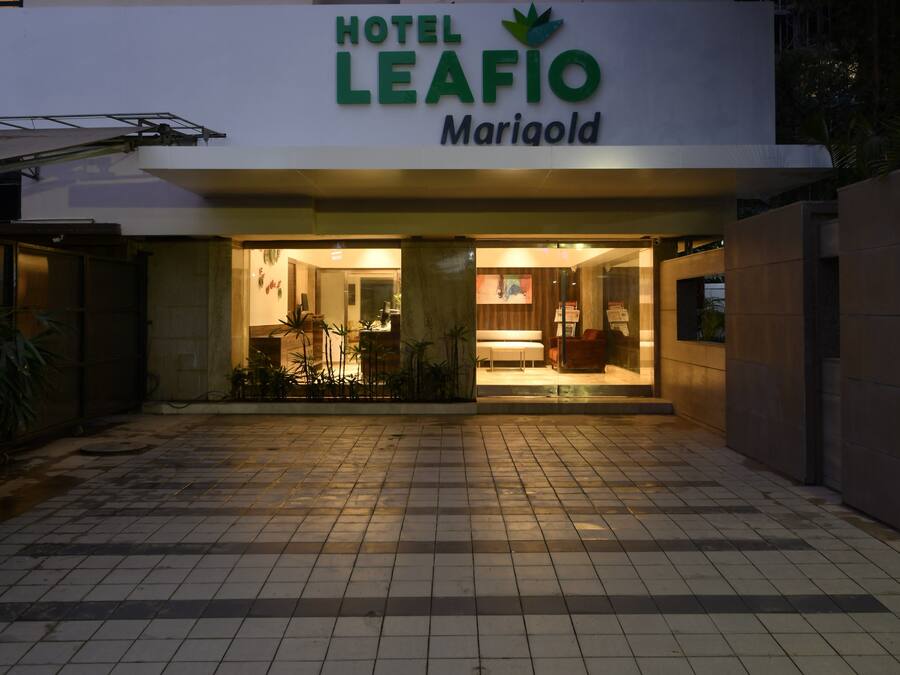 Fachada da propriedade à noite