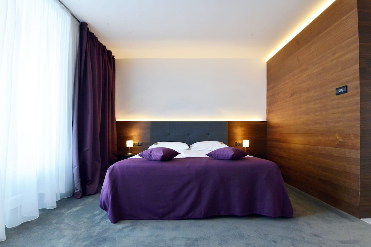 Quarto casal ou duplo superior, sacada, vista para o mar | 1 quarto, frigobar, cofres nos quartos, escrivaninha