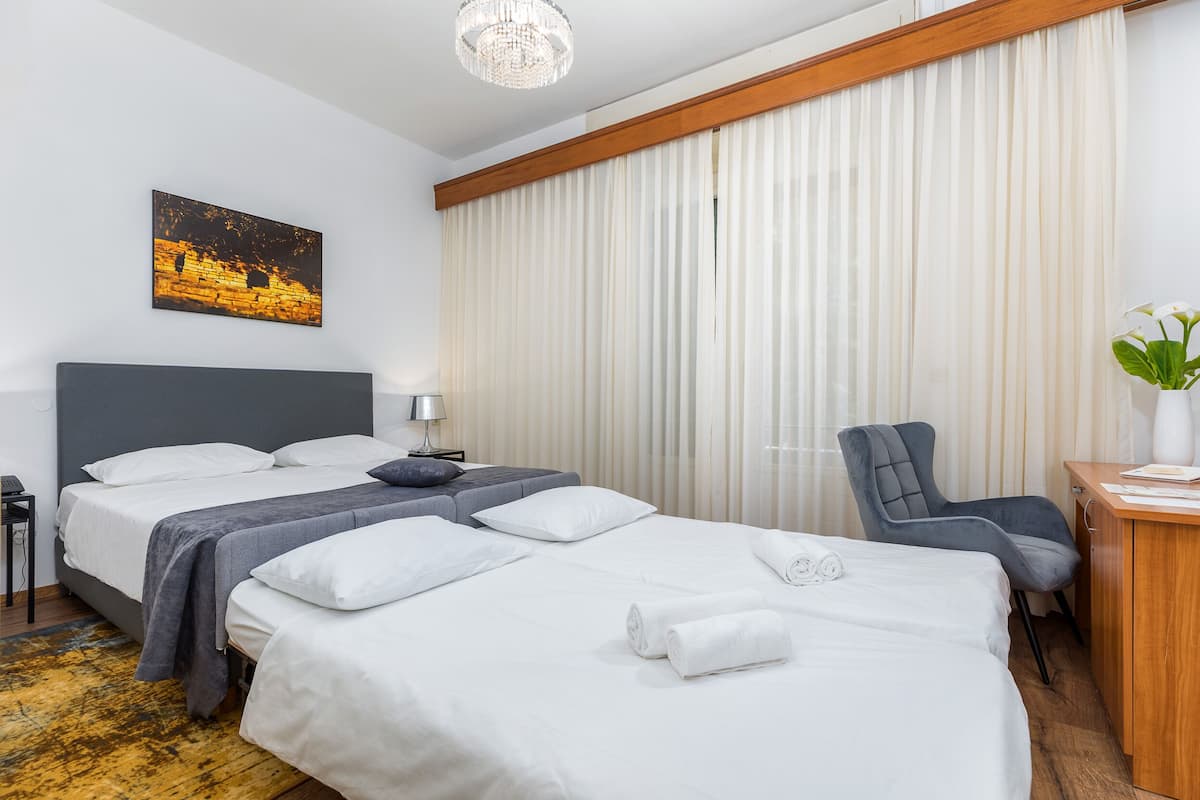 Quarto família, sacada, vista para o parque | 1 quarto, frigobar, cofres nos quartos, escrivaninha