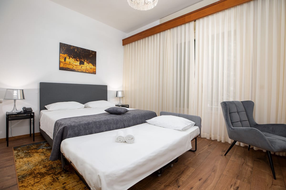 Quarto família, sacada, vista para o parque | 1 quarto, frigobar, cofres nos quartos, escrivaninha