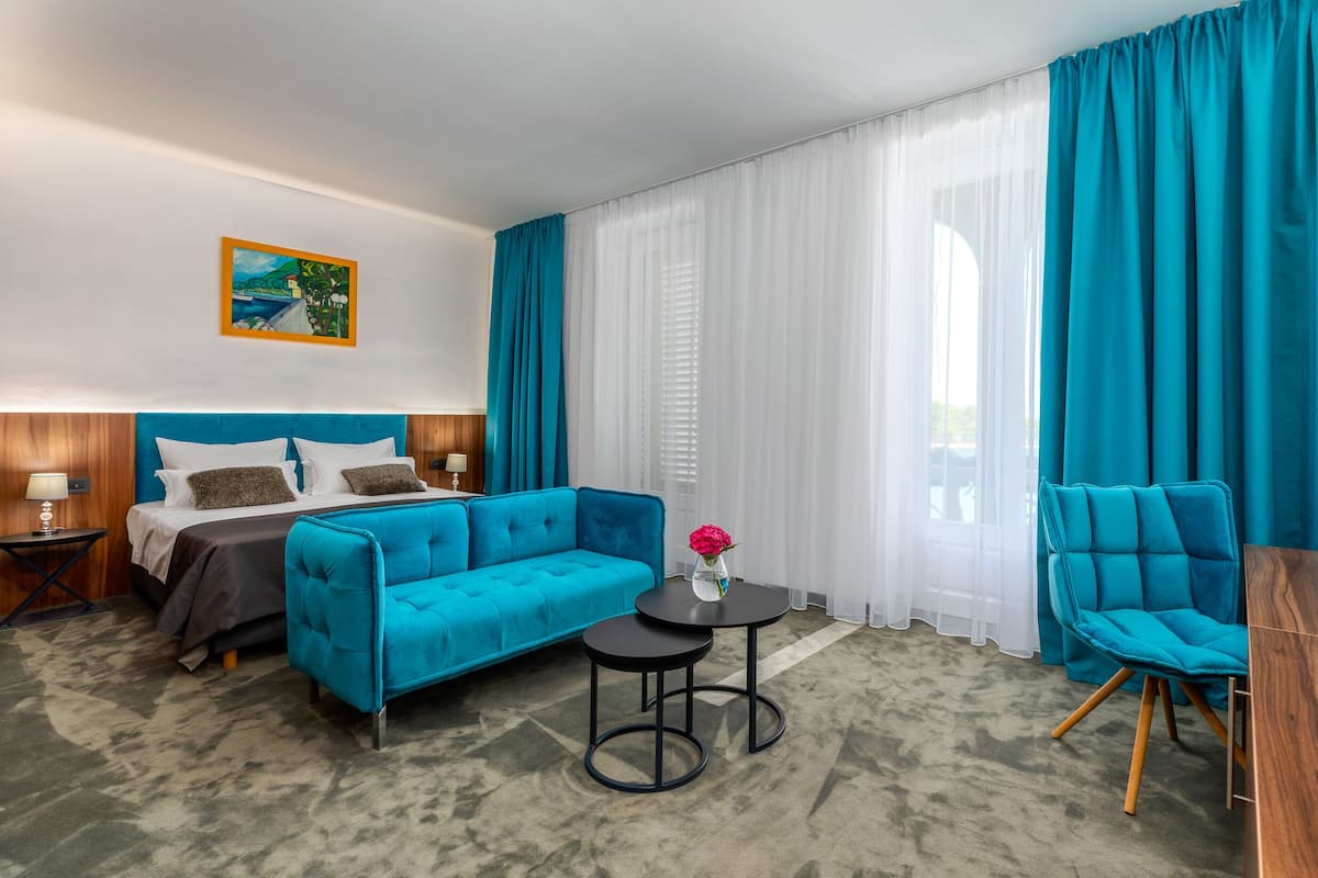 Quarto casal superior, sacada, vista para o mar | 1 quarto, frigobar, cofres nos quartos, escrivaninha