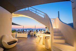 2 restaurantes: servem pequenos-almoços, almoços, jantares e brunches