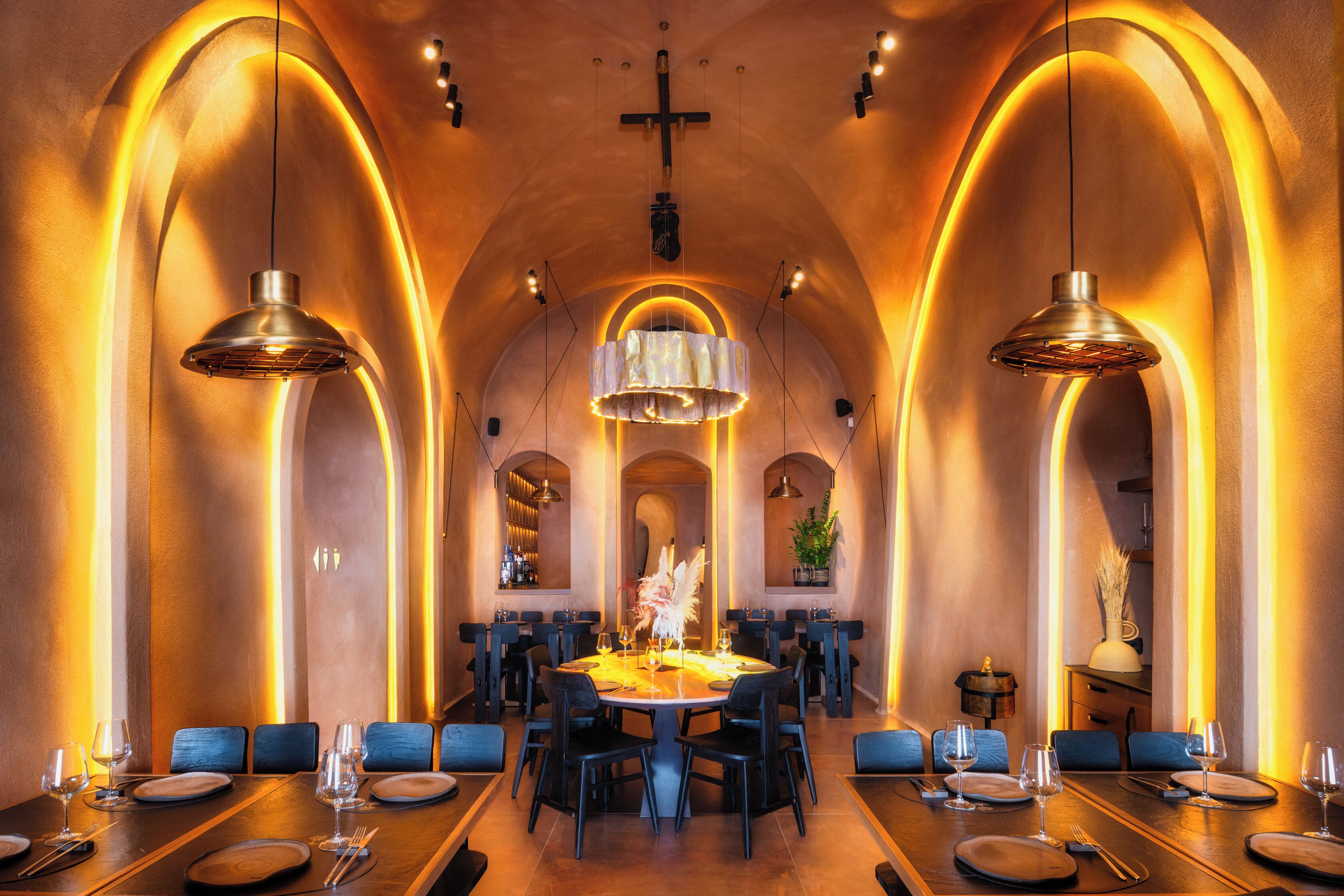 2 restaurantes: servem pequenos-almoços, almoços, jantares e brunches