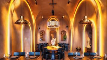 2 restaurantes: servem pequenos-almoços, almoços, jantares e brunches
