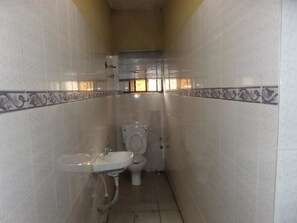 Quarto Deluxe | Casa de banho | Um polibã, um chuveiro fixo, artigos de higiene pessoal grátis