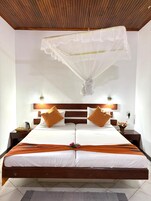 1 quarto, roupa de alta qualidade, secretária, ferro/tábua de engomar 