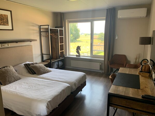 Quarto Duplo Comfort, vista para o jardim | Secretária, secretária adequada para computadores portáteis