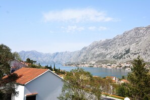 Apartamento, 2 quartos, vista para o mar, de frente para o mar | 1 quarto, escrivaninha, ferros/tábuas de passar roupa, Wi-Fi de cortesia