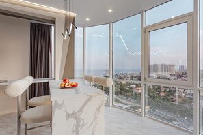 Apartamento Panorâmico em Condomínio Fechado | Sala de estar | Televisor de ecrã plano de 43 polegadas com canais por cabo, televisor 