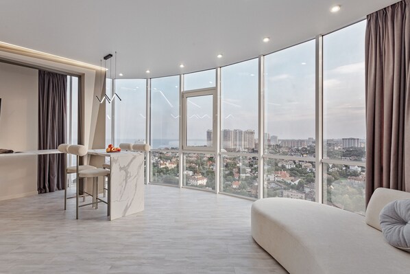 Apartamento Panorâmico em Condomínio Fechado | Sala de estar | Televisor de ecrã plano de 43 polegadas com canais por cabo, televisor 