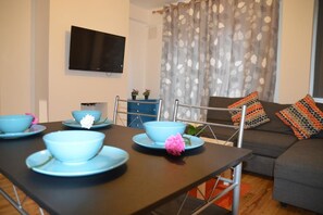 Apartamento Familiar, 1 cama queen-size e sofá-cama, kitchenette, Vista para a cidade | Sala de estar | TV de ecrã plano 