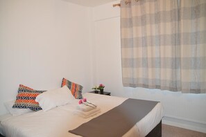 Apartamento Familiar, 1 cama queen-size e sofá-cama, kitchenette, Vista para a cidade | 1 quarto, roupa de alta qualidade, secretária, ferro/tábua de engomar 