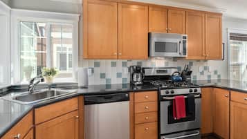 Casa geminada luxo, 3 quartos, cozinha | Cozinha privada | Geladeira grande, micro-ondas, fogão, cooktop