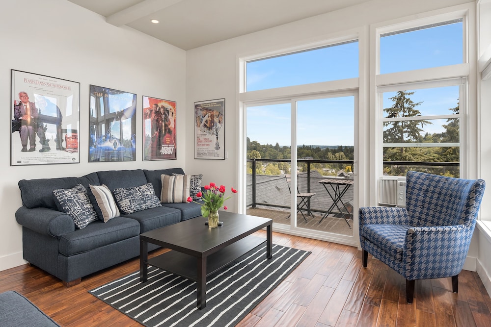 Seattle Vacation Home: The Depot - Luxury 3 Bed/2.5 Bath, Great Location - Bellevue