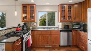 Casa geminada luxo, 3 quartos, cozinha | Cozinha privada | Geladeira grande, micro-ondas, fogão, cooktop
