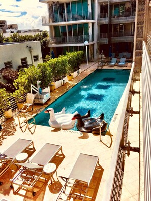 Piscina externa, espreguiçadeiras