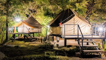 Mekong Superior Tent | Secretária, Wi-fi grátis, roupa de cama fornecida
