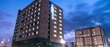 Fachada do alojamento (tarde/noite)