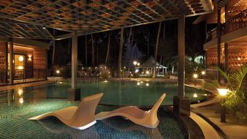 Piscina exterior, espreguiçadeiras