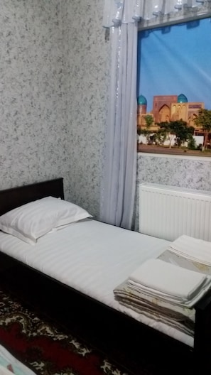 Quarto Twin Standard, em dormitório misto, casa de banho partilhada, no rés do chão | Cofre no quarto, quartos insonorizados, ferro/tábua de engomar 