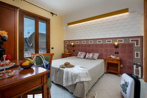 Quarto Duplo ou Twin, varanda | Roupa de alta qualidade, minibar, secretária, Wi-fi grátis 