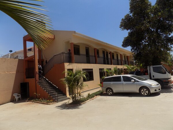 Etana Motel - Kampala