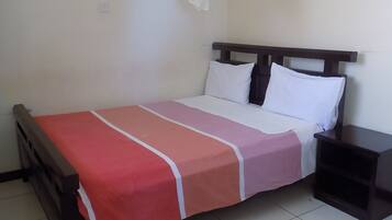 Quarto casal econômico | Escrivaninha, Wi-Fi de cortesia, roupa de cama