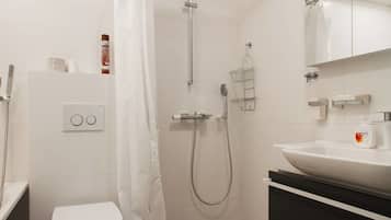 Two bedroom apartment in Pilies street nr.23 | Casa de banho | Uma banheira de imersão total, artigos de higiene pessoal grátis