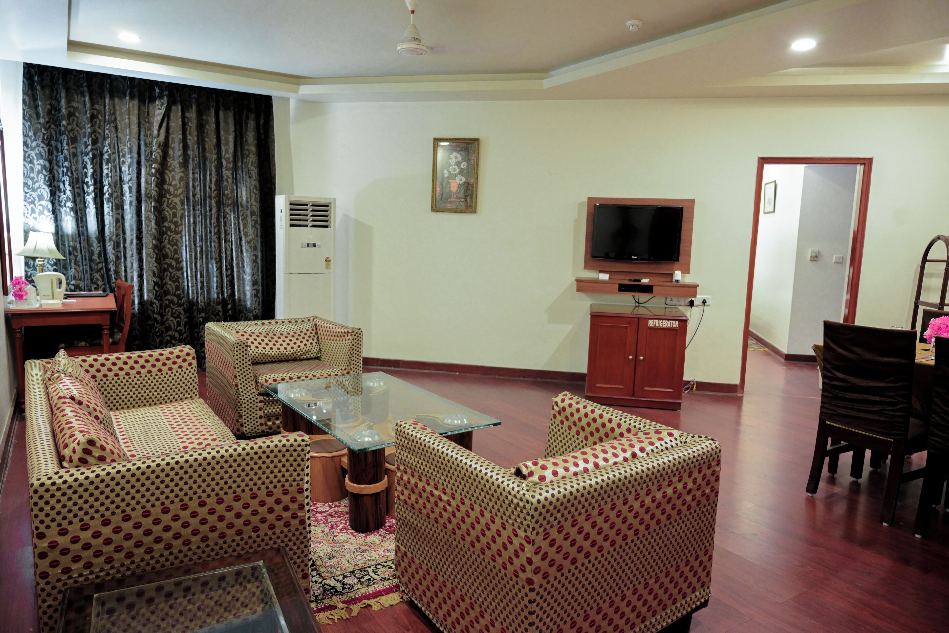 Suíte estúdio superluxo | Sala de estar | TV de tela plana, lareira