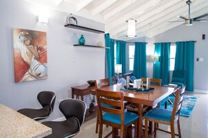 Villa de Luxo, 2 quartos, 2 casas de banho, vista para o pátio | Refeições no quarto