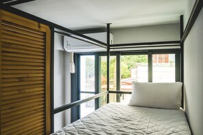 Dormitório compartilhado com design assinado, em dormitório misto, banheiro compartilhado (window) | Cortinas blackout, quartos à prova de som, Wi-Fi de cortesia