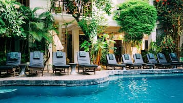 Piscina externa, espreguiçadeiras