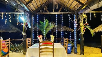 Café da manhã, almoço e jantar; local e internacional