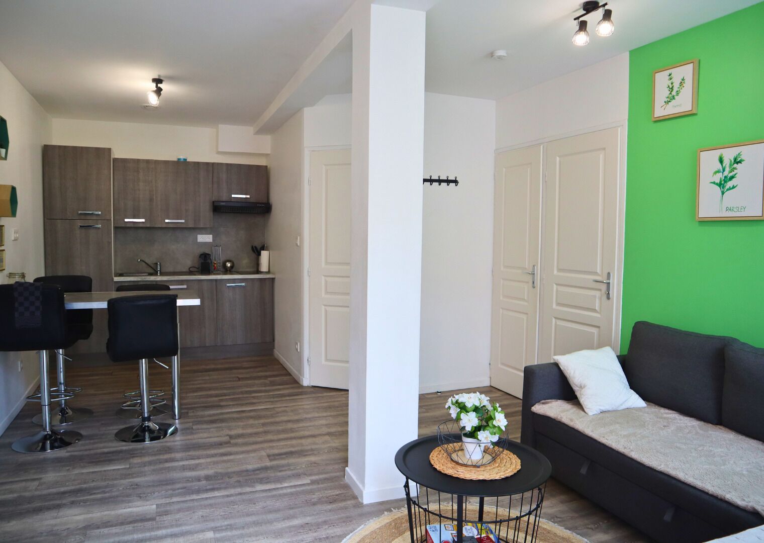 Um apartamento moderno com cozinha, sala de jantar e sala de estar.