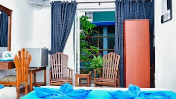 Quarto Triplo Básico, vista para o jardim, junto à piscina | Minibar, cofre no quarto, secretária