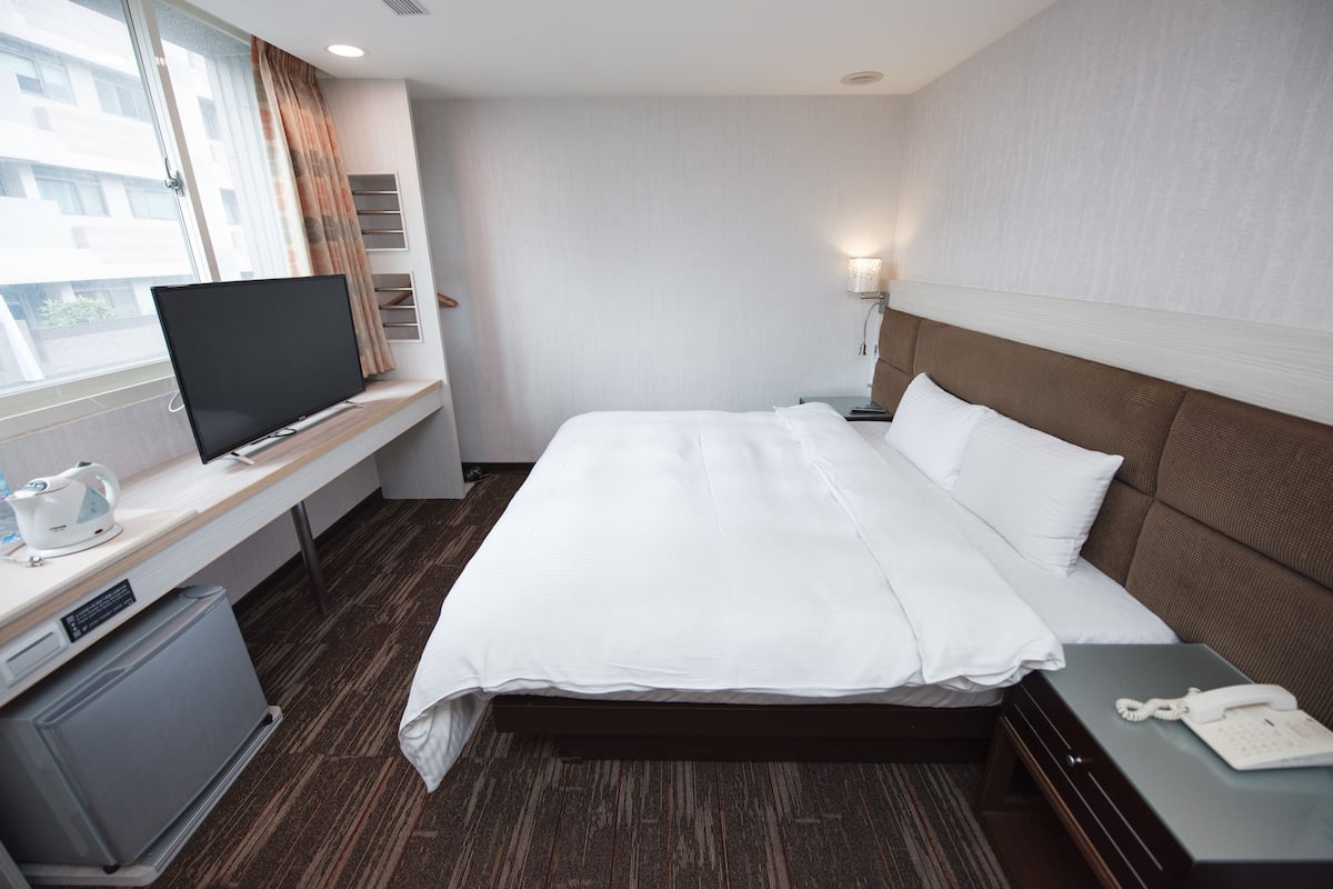Quarto casal superior | Escrivaninha, ferros/tábuas de passar roupa, Wi-Fi de cortesia