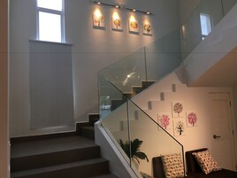 Villa Premium, 6 quartos, acessível, varanda | Sala de estar | Televisor de ecrã plano de 51 polegadas com canais por cabo, televisor