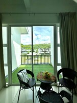 Villa Premium, 6 quartos, acessível, varanda | Sala de estar | Televisor de ecrã plano de 51 polegadas com canais por cabo, televisor 