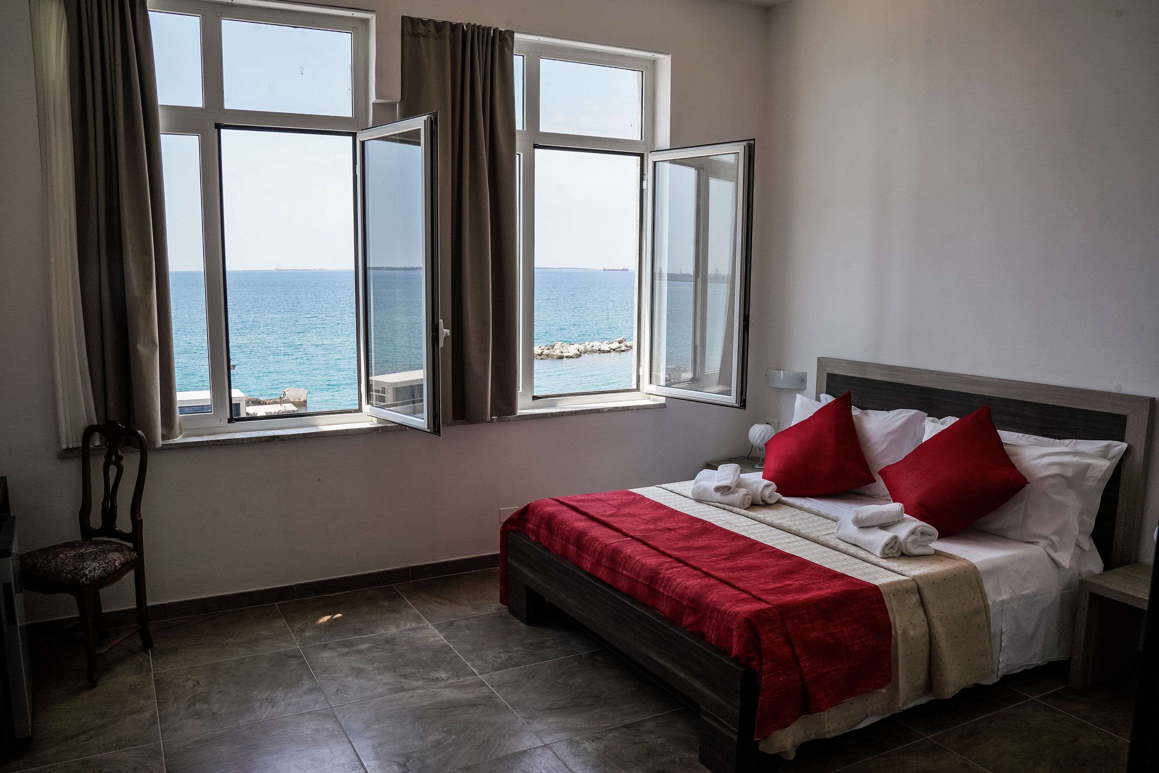 Roupa de alta qualidade, minibar, secretária 