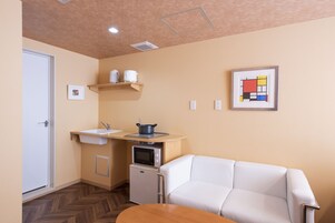 Apartamento (Room 3) | Kitchenette privada | Um frigorífico, um micro-ondas, uma placa de cozinha 